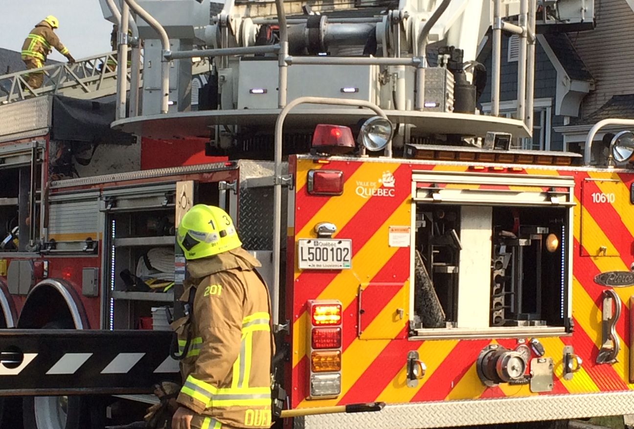 Les pompiers interviennent pour une chute de toiture et une fuite d ...