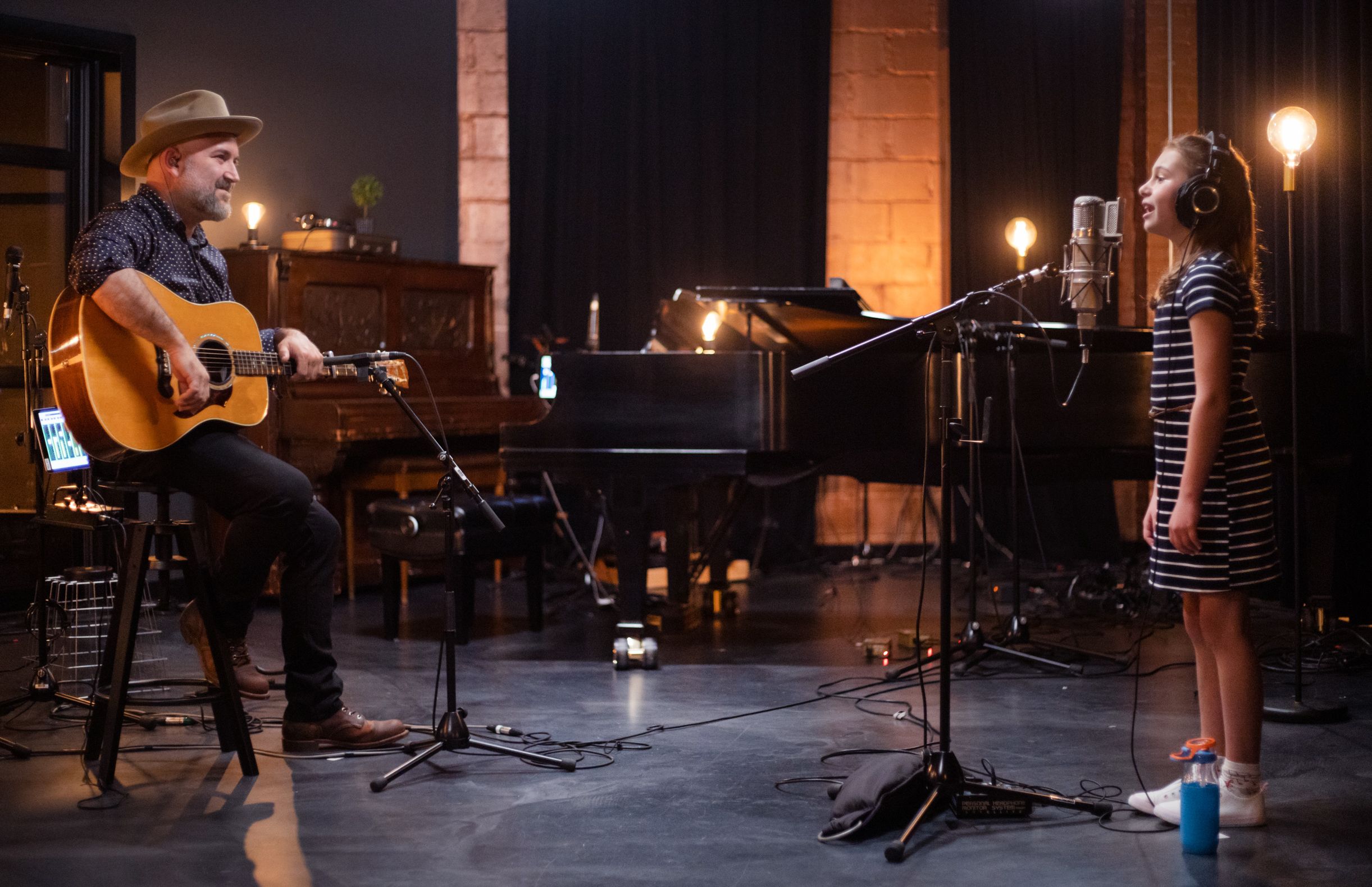 Mia Ross chante pour réconforter ses arrière-grands-parents à En Studio