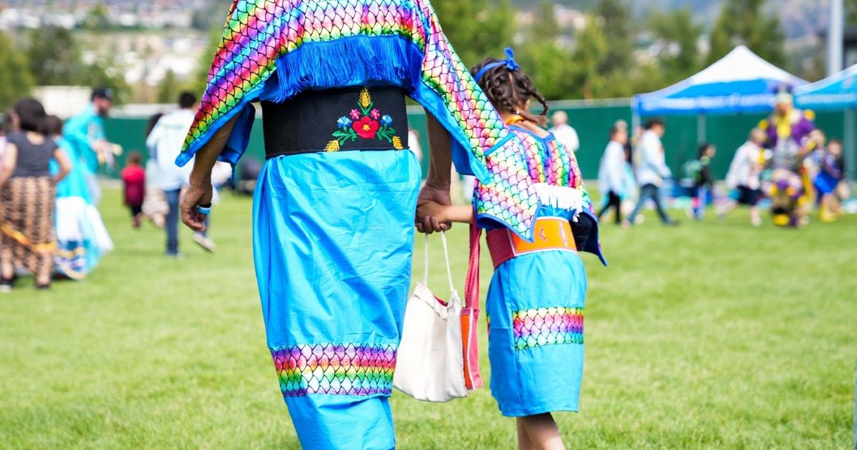 Le Canada célèbre la journée nationale de la jupe à rubans