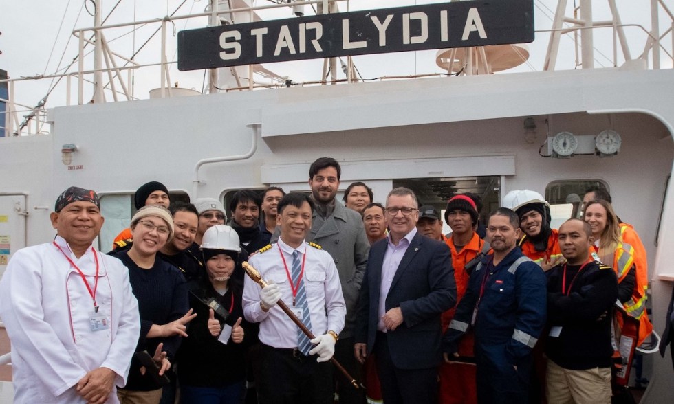 Le capitaine du Star Lydia reçoit la Canne à pommeau d’or