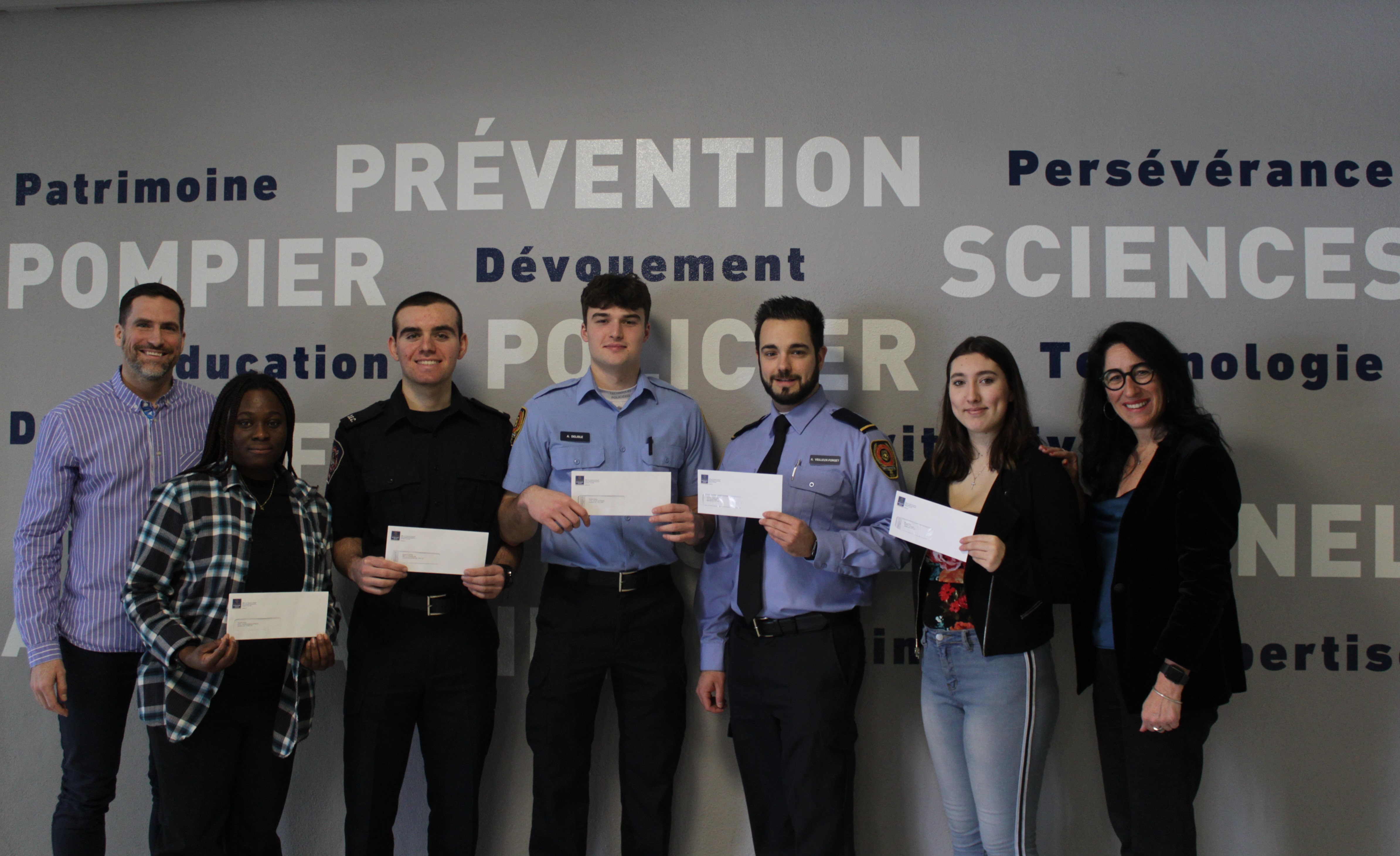 Remise de cinq bourses Persévérance au CNDF