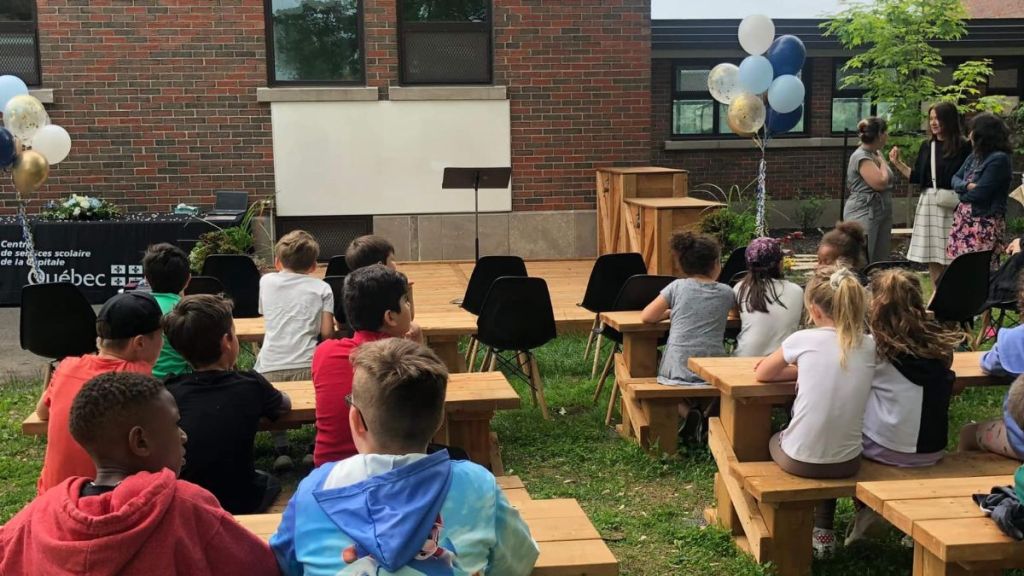 Une classe extérieure en hommage à leur enseignante décédée