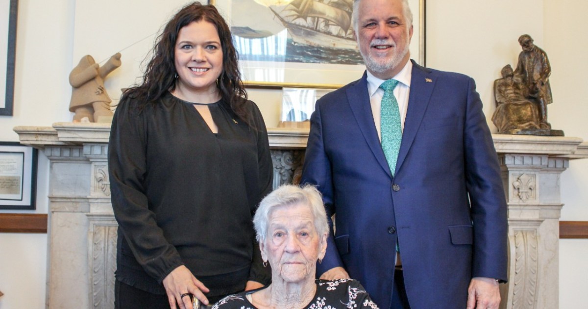 Caroline Simard accueille une femme de 95 ans