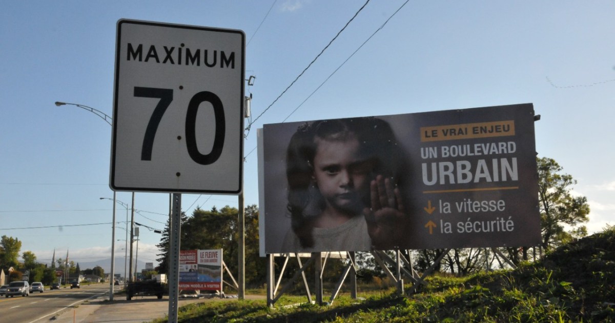 Une pancarte pour la création d'un boulevard urbain