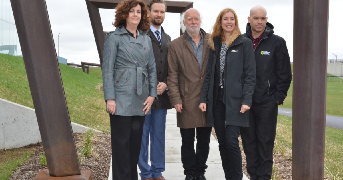 Des portes de lumière devant le centre sportif Marc-Simoneau